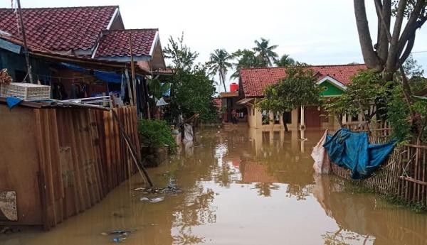 Banjir Rendam Ratusan Rumah di Karawang, 545 Jiwa Bertahan di Lokasi