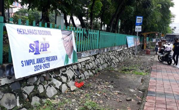 Spanduk Dukungan Anies Capres 2024 Muncul di Condet, Warga: Sudah 3 ...