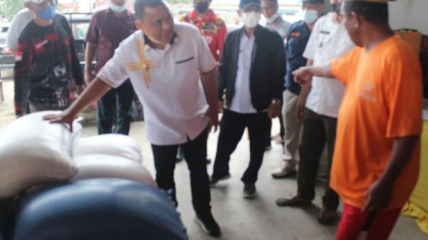 Pemkab Gorontalo Salurkan 1 Ton Beras untuk Warga Korban Banjir di Hutadaa