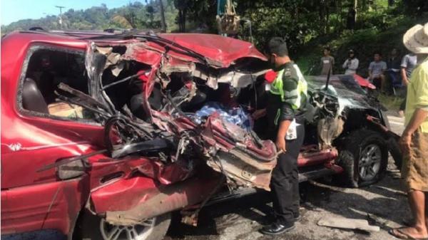 Kecelakaan Maut Panther dan Colt Diesel Tabrakan di Solok, 1 Tewas 4 Luka-Luka