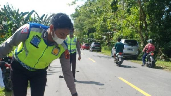 Salip Truk, Pengendara Motor Tewas setelah Tabrak Mobil Dinas Polisi Salip Truk, Pengendara Motor Tewas setelah Tabrak Mobil Dinas Polisi