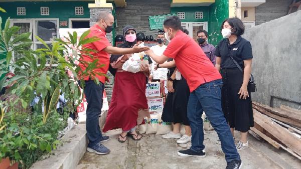 MNC Peduli-Lotte Mart Salurkan Sembako untuk Sahabat Netra di Bojongsoang Bandung