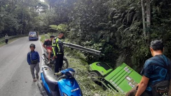 Tak Kuat Menanjak, Truk Ekspedisi di Bukittinggi Jatuh ke Jurang 6 Meter