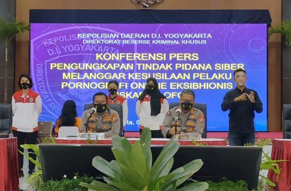 Ini Motif Siskaeee Lakukan Pamer Payudara di Bandara YIA