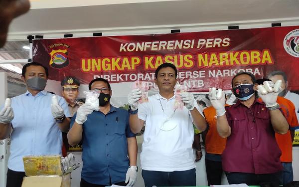 Polda NTB Gagalkan Peredaran 1 Kg Sabu yang Dimasukkan ke Dubur Polda NTB Gagalkan Peredaran 1 Kg Sabu yang Dimasukkan ke Dubur