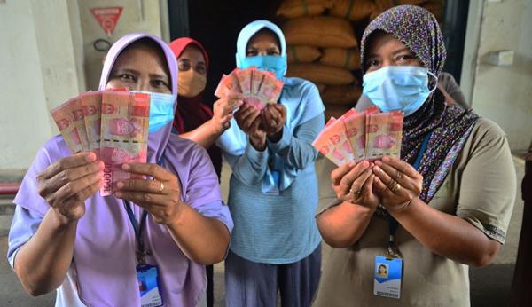 Wajah Semringah Puluhan Ribu Buruh Rokok di Kudus Dapat BLT Rp600.000