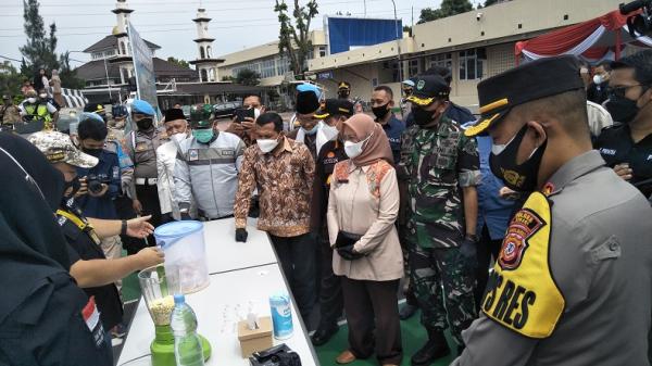 Perangi Narkoba, Kapolres Cimahi Blender Ribuan Obat Terlarang Perangi Narkoba, Kapolres Cimahi Blender Ribuan Obat Terlarang