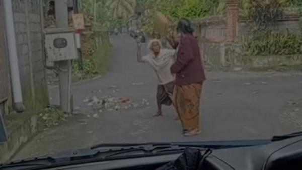 Viral Duel Menggemaskan 2 Nenek Berbaju Merah dan Putih di Jalanan Gianyar Bali