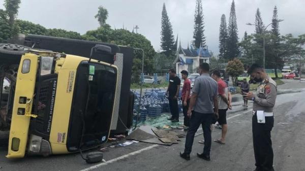 Tak Kuat Menanjak, Truk Muatan Air Galon di Padang Panjang Terguling