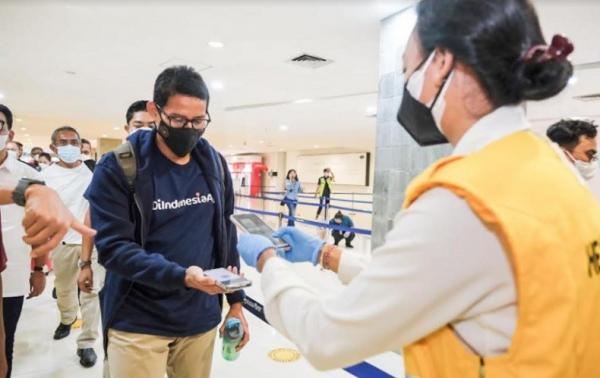 Kunjungi Gerai UMKM di Bandara Bali, Sandiaga Uno : Kita Jadi Rojali Kunjungi Gerai UMKM di Bandara Bali, Sandiaga Uno : Kita Jadi Rojali