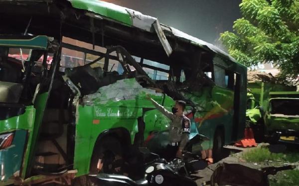 Bus dan Truk Tabrakan di Tol Merak, 2 Penumpang Tewas