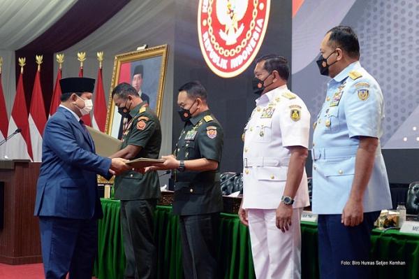 Prabowo Kenalkan Logo Baru Kemhan di Depan Panglima TNI dan Kapolri