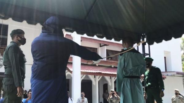 Jadi Bandar Chip Domino, 2 Pria Asal Sigli Dihukum Cambuk di Halaman Masjid