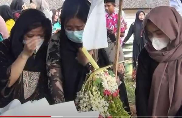 Isak Tangis Keluarga Iringi Pemakaman Jenazah Melanie Safitri Korban ... Isak Tangis Keluarga Iringi Pemakaman Jenazah Melanie Safitri Korban ...