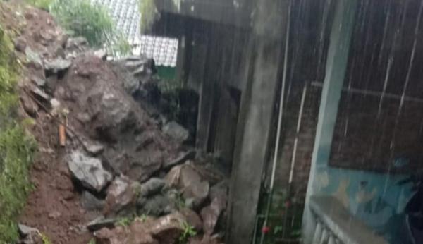 Hujan Deras, Fondasi 8 Meter Longsor Timpa Rumah Warga Semarang