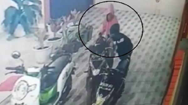 Aksi Komplotan Curanmor Gasak 2 Motor di Percut Seituan Terekam CCTV