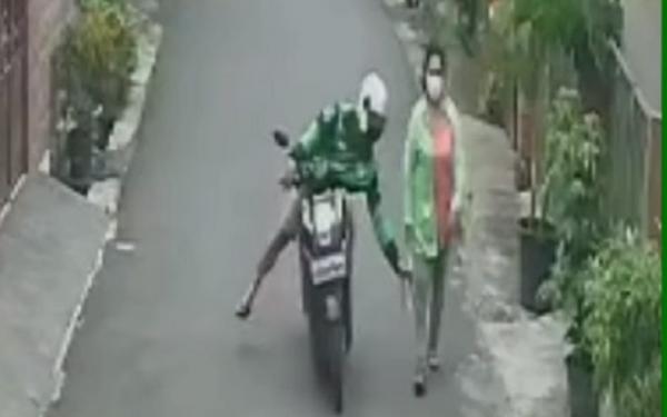 Jambret Berjaket Ojol Rampas Tas Emak-Emak Berisi Uang Rp1 Juta dan HP Jambret Berjaket Ojol Rampas Tas Emak-Emak Berisi Uang Rp1 Juta dan HP
