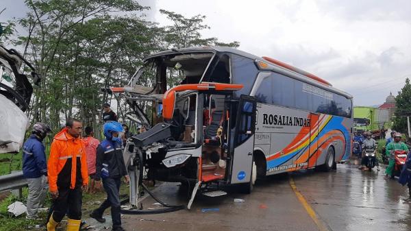 Tabrakan Bus VS Truk di Brebes, 1 Orang Dikabarkan Tewas