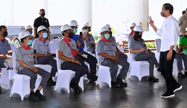 Jokowi Tinjau Vaksinasi Booster bagi Pekerja Kawasan Industri Smart Marunda