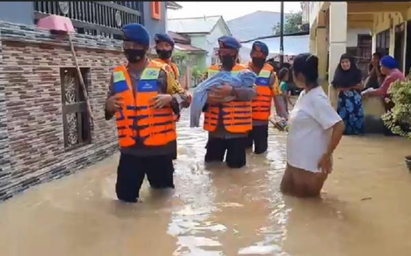Evakuasi Warga, Brimob Polda Sumut Temukan Ibu dan Bayi Terjebak Banjir