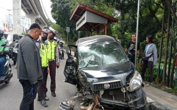 Sopir Diduga Ngantuk, Mobil Terios Rusak Berat usai Tabrak Tiang LRT