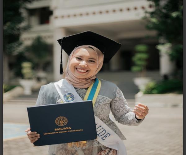 Keren, Mahasiswi UNY Ini Lulus Cumlaude Tanpa Skripsi, Begini Kisahnya