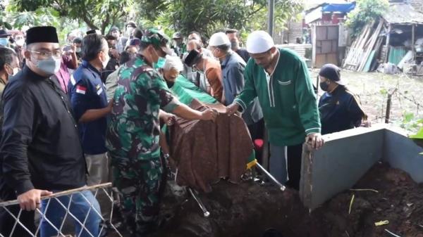 Jenazah Asep Warlan Dimakamkan di TPU Maleer, Tangis Keluarga Pecah