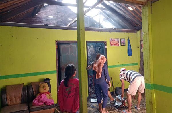 Diduga Korsleting Listrik, Sebuah Rumah di Kebumen Hangus Terbakar