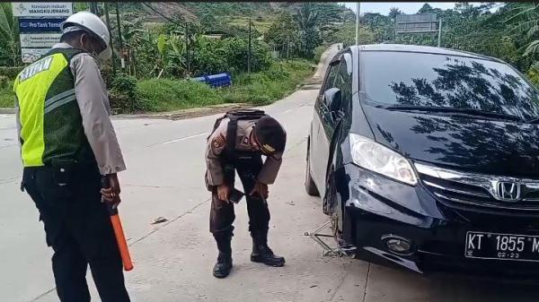 Mobil Tak Bertuan Parkir di Tengah Jalan Samarinda Mobil Tak Bertuan Parkir di Tengah Jalan Samarinda