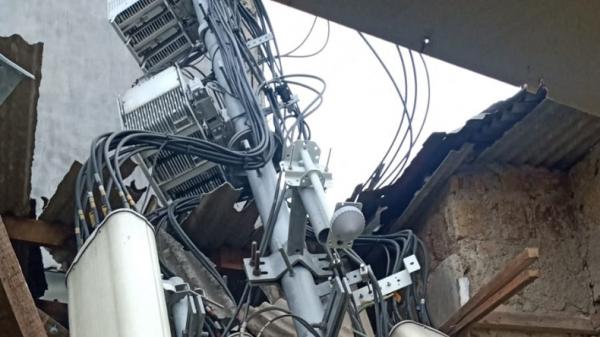 Tower BTS Roboh di Depok, 2 Rumah Rusak Parah