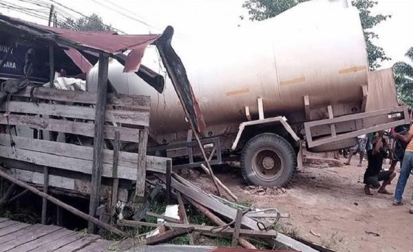 Truk Tangki Seruduk Rumah Warga, Sopir Tewas Seketika dalam Kondisi Terjepit