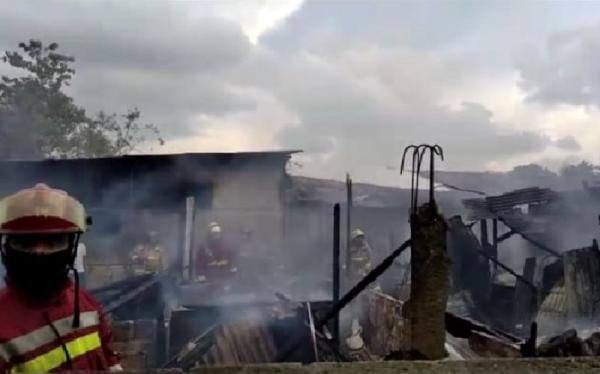 Kebakaran Hanguskan 6 Kontrakan di Kompleks Pertamina Ciputat, Api Diduga dari Kompor Gas