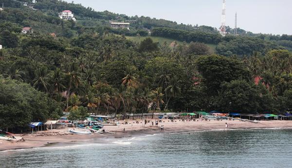 Kawasan Pantai Senggigi Ramai Wisatawan