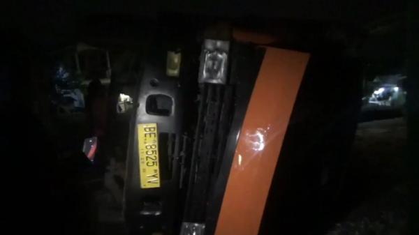 Tak Kuat Menanjak, Truk Muatan Jagung di Lampung Terguling Tak Kuat Menanjak, Truk Muatan Jagung di Lampung Terguling