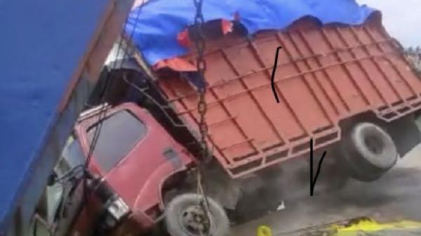 Truk Angkut Sembako Terjatuh ke Laut saat Akan Masuk Kapal di Pelabuhan ... Truk Angkut Sembako Terjatuh ke Laut saat Akan Masuk Kapal di Pelabuhan ...