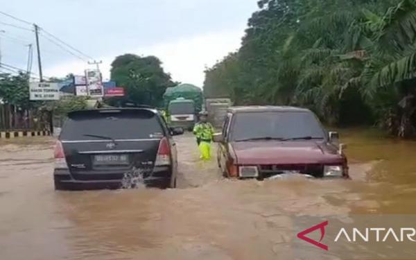 Tergenang Banjir, Jalintim Palembang - Betung Macet