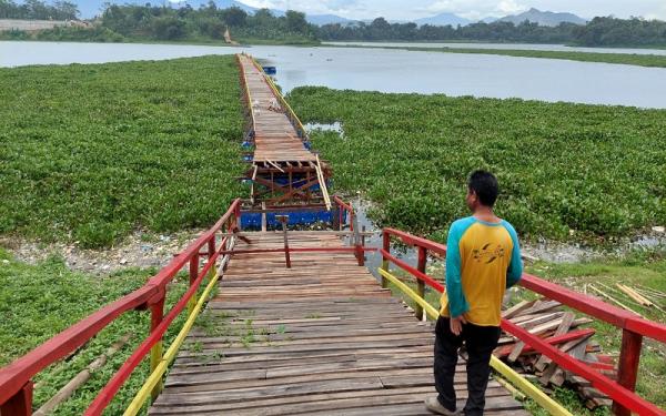 Peluang Bisnis Menggiurkan, Jembatan Apung Bermunculan di Waduk ...