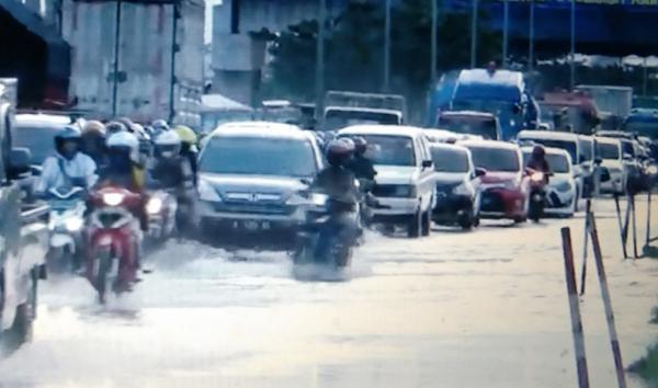 Banjir Rob Rendam Jalur Pantura Demak, Arus Lalu Lintas Tersendat hingga 2 Km