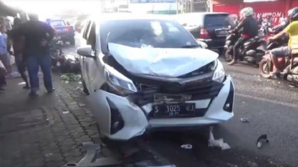 Pemudik Bawa Mobil Diduga Ngantuk Tabrak Motor di Jombang, Nenek dan Cucu Tewas