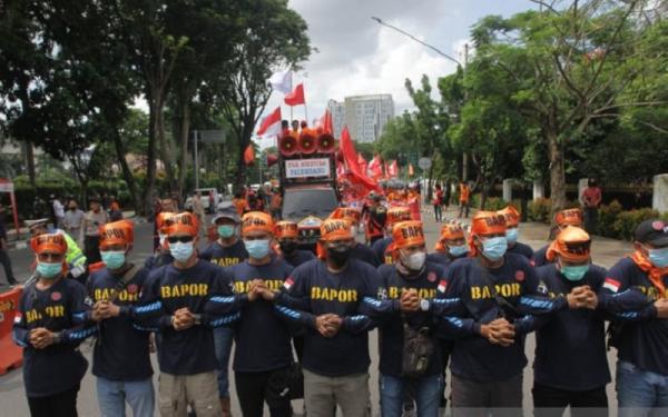 Ratusan Buruh Demo di Palembang, Tuntutannya Minta Pembatalan UU ...