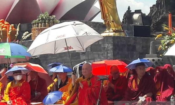 Momen Ribuan Umat Buddha Lakukan Detik-detik Waisak di Pelataran Candi Borobudur