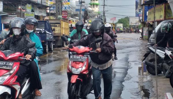 Nekat Terobos Banjir di Depok, Puluhan Motor Mogok