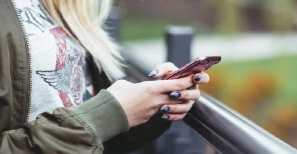 Kebiasaan Buruk yang Perlu Dihindari, Jangan Main HP Sebelum Tidur