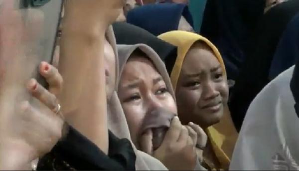 Tangis Haru Iringi Keberangkatan 446 Calon Jemaah Haji Kloter 1 Asal Tuban Tangis Haru Iringi Keberangkatan 446 Calon Jemaah Haji Kloter 1 Asal Tuban