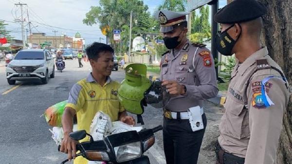 Pemotor Pakai Helm Mirip Tabung Gas Elpiji 3 Kg Kena Razia, Reaksi Polisi Bikin Kaget