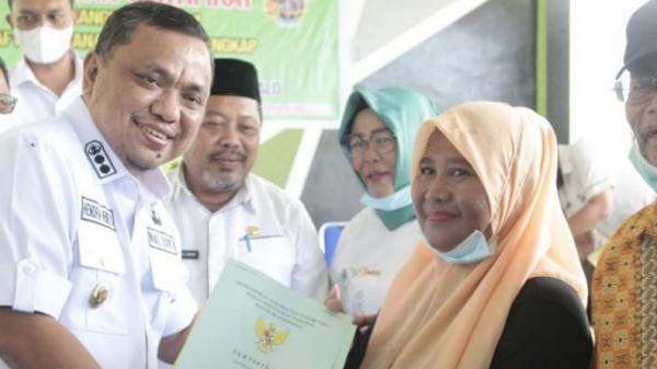 Hindari Konflik Kepemilikan Tanah, Wabup Gorontalo Serahkan Sertifikat kepada 500 Warga Bongomeme