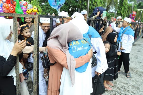 Tangis Haru Pecah Lepas Keberangkatan Ratusan JCH Asal HSU Tangis Haru Pecah Lepas Keberangkatan Ratusan JCH Asal HSU