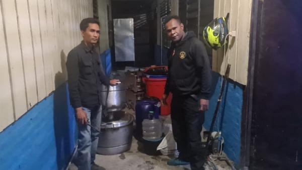 Rumah Kos di Wamena Digerebek Polisi, Ternyata Jadi Tempat Produksi Miras Lokal