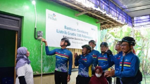 PLN Beri Sambungan Listrik Gratis kepada 100 Keluarga Kurang Mampu di Sleman dan Bantul