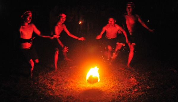 Serunya Permainan Tradisional Sepak Bola Api